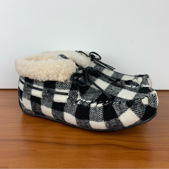 Minnetonka | Shoes | Minnietonka Jacqueline Indooroutdoor Slippers ...